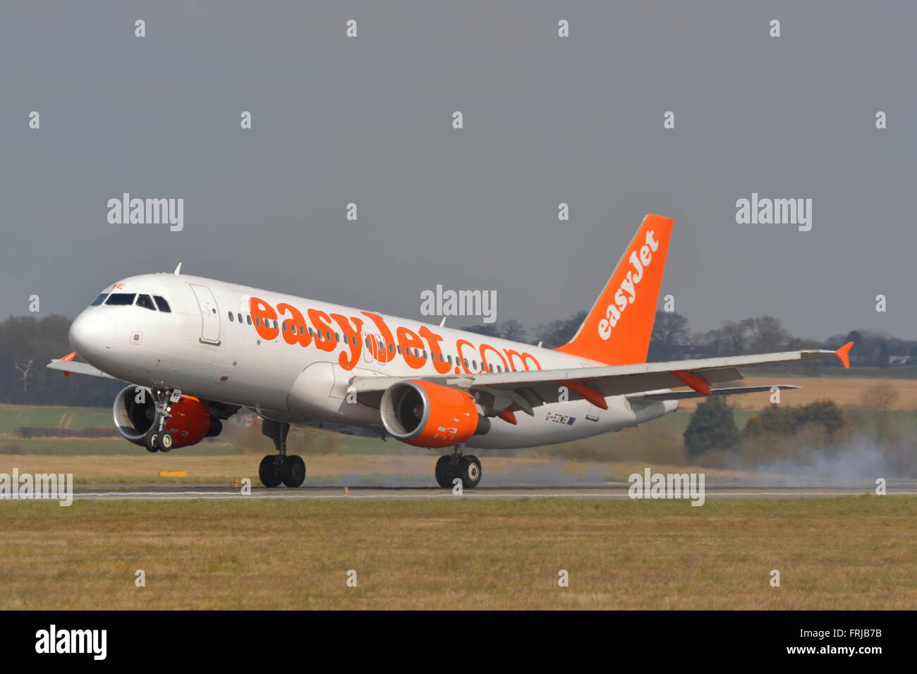 Easyjet a320 landing at luton airport hi-res stock photography and ...