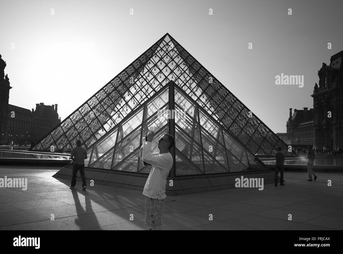 Pyramide du Louvre, Paris Stock Photo - Alamy