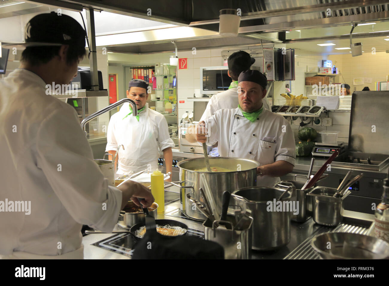Guinness workers hi-res stock photography and images - Alamy