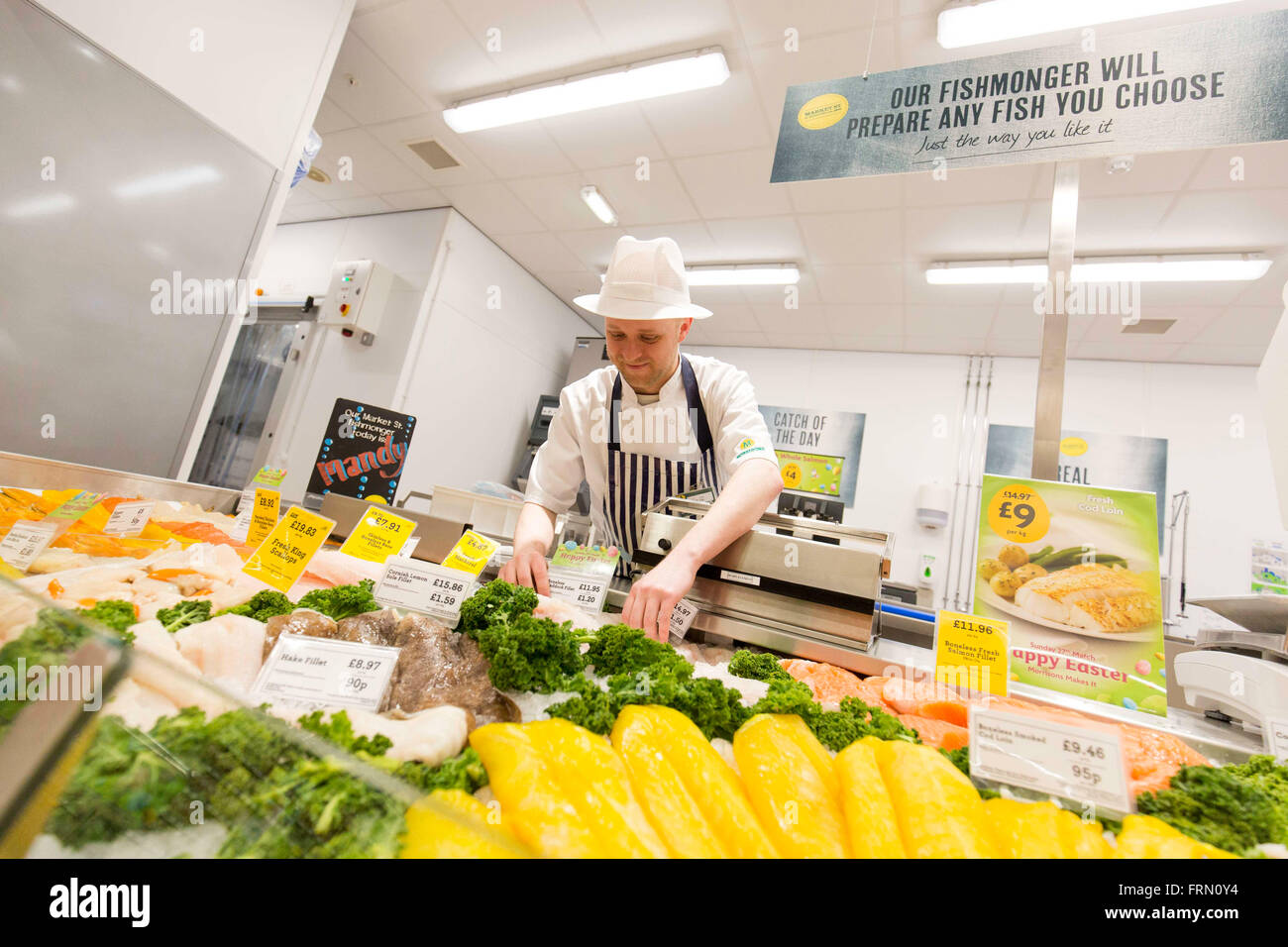 Fishmonger counter hi-res stock photography and images - Alamy