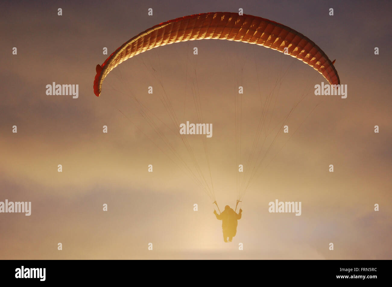 Black paragliding hi-res stock photography and images - Alamy