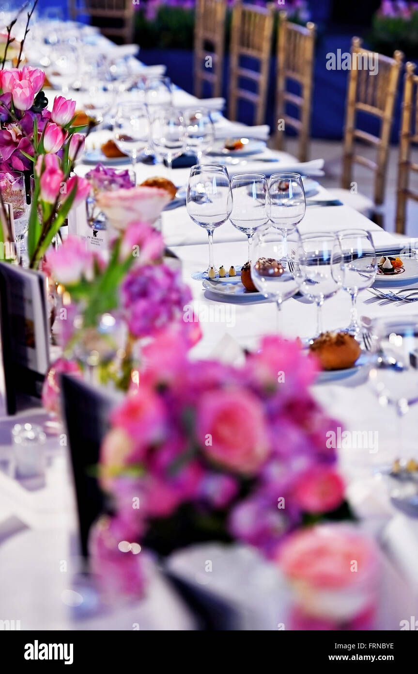 Setting festive dining table hi-res stock photography and images - Alamy