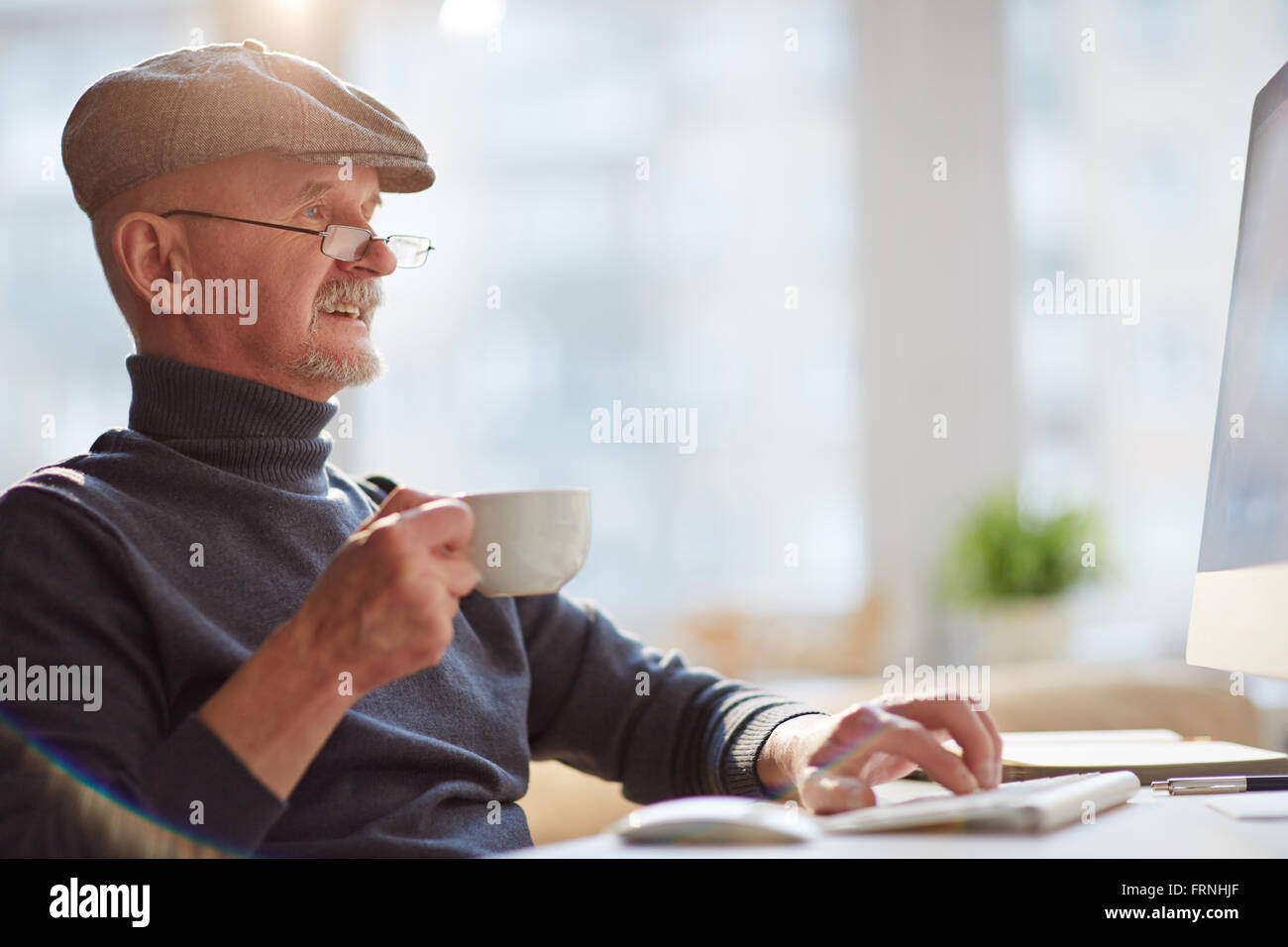 Mature man working Stock Photo - Alamy Mature man working Stock Photo - Alamy