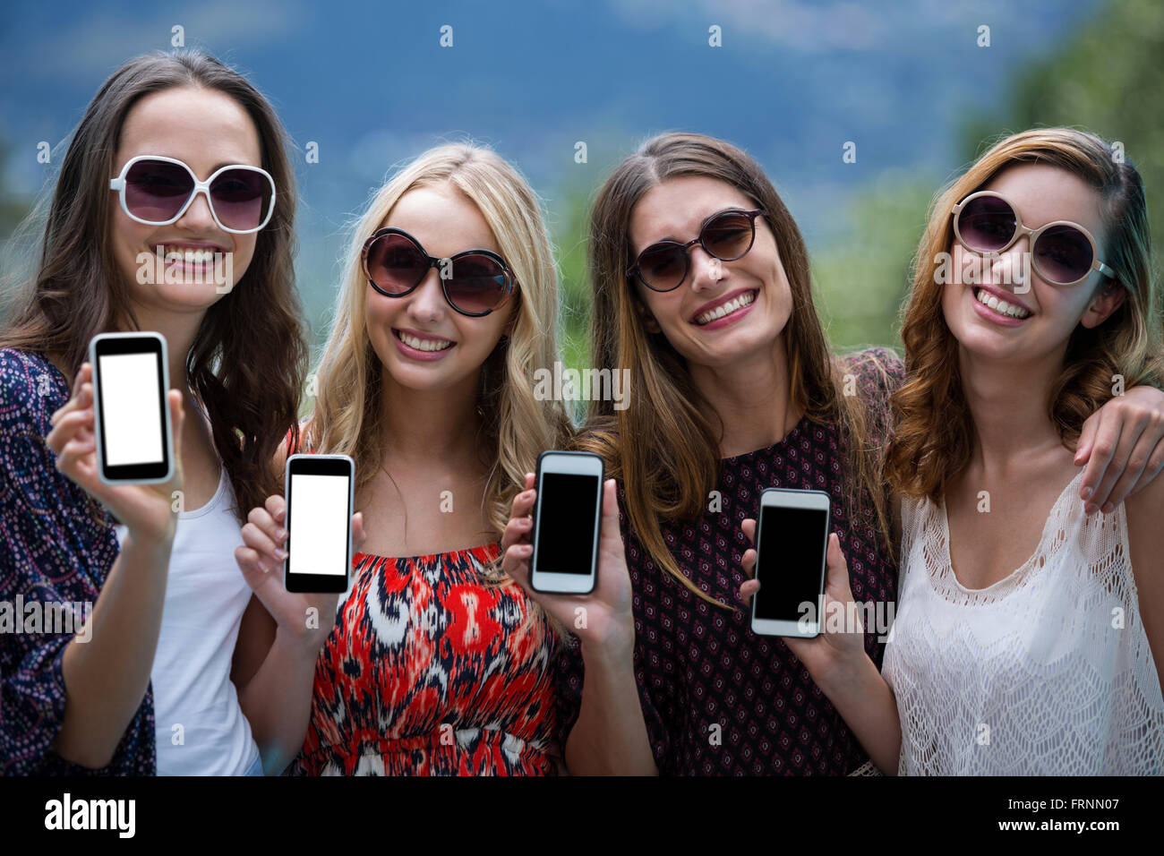 Women holding mobile phones hi-res stock photography and images - Alamy