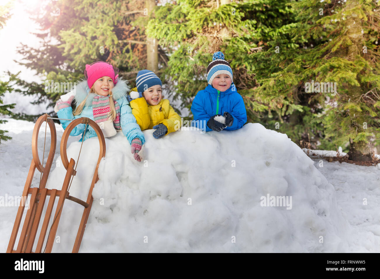 Kids snowball fight hi-res stock photography and images - Alamy