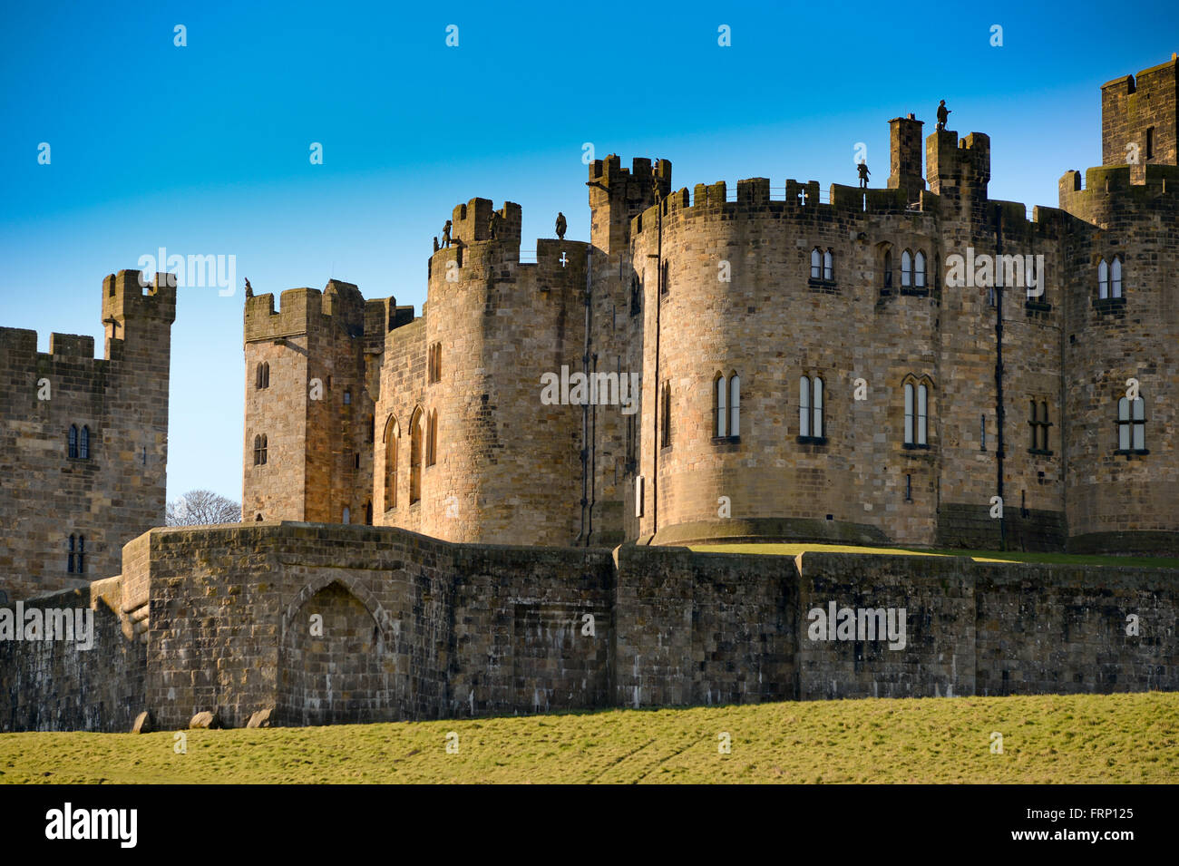 Alnwick castle hi-res stock photography and images - Alamy