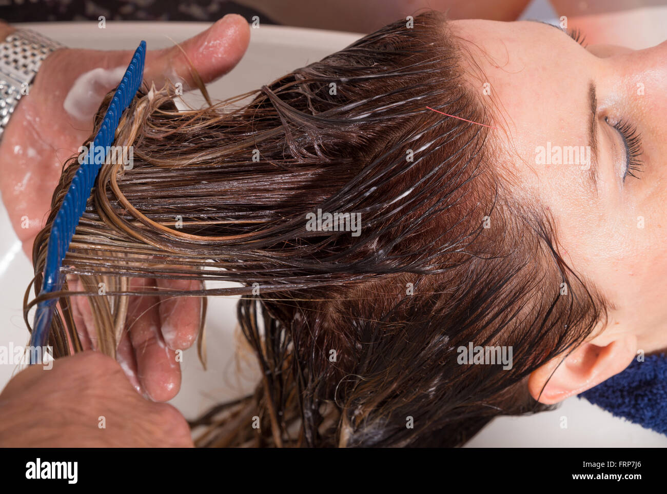 Shampooing hairdresser hi-res stock photography and images - Alamy
