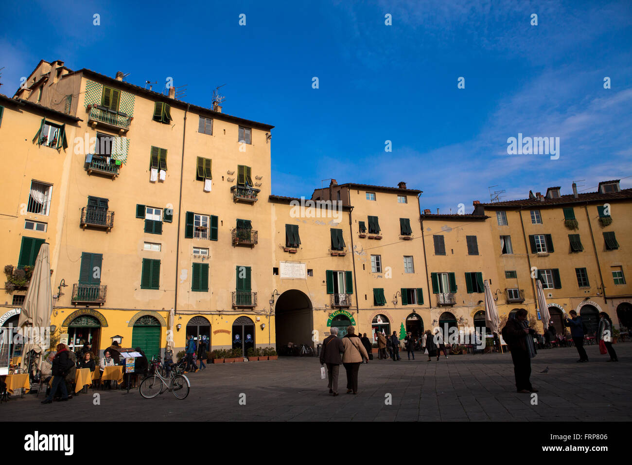 Lucca, Tuscany, Italy. Piazza dell'Anfiteatro (Amphitheatre Square ...