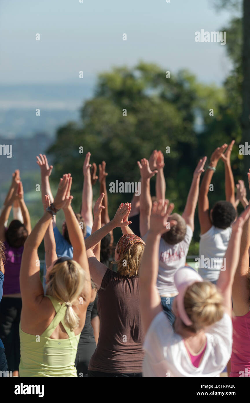 Group yoga activity public park hi-res stock photography and images - Alamy