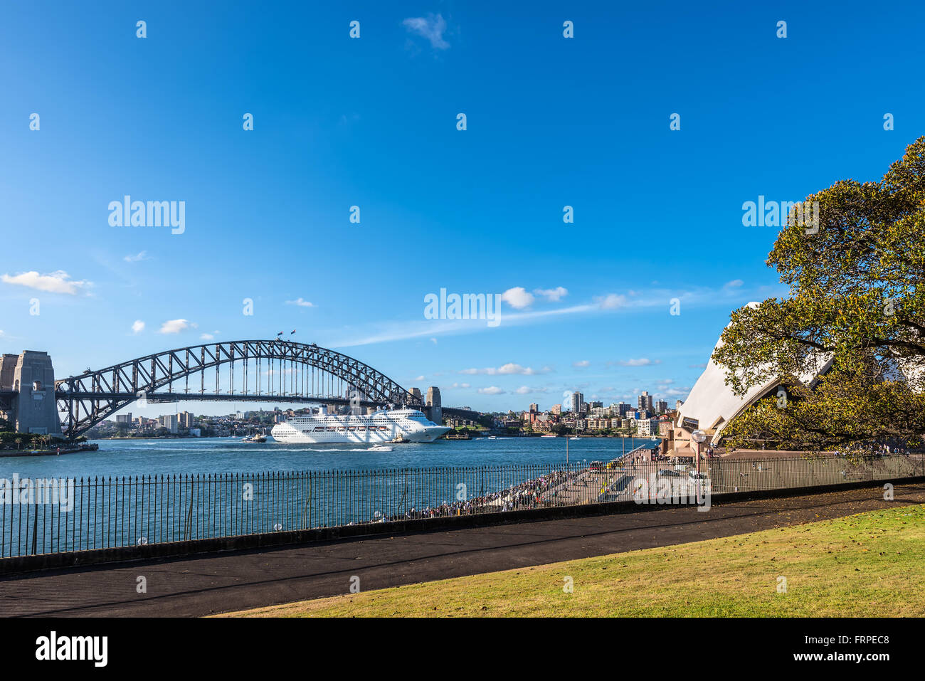 Pacific Jewel Cruise Ship between the Sydney's most famous landmark ...