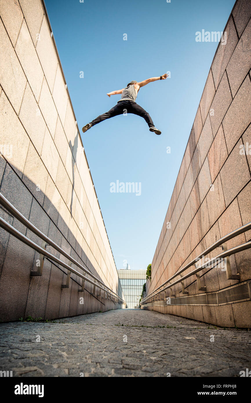 Freerunning wall hi-res stock photography and images - Alamy