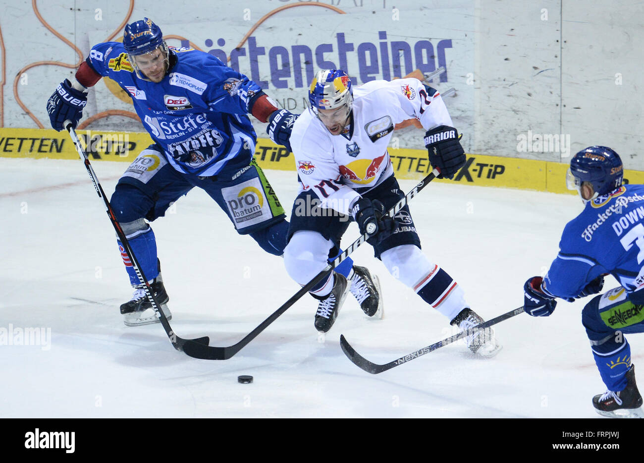 Straubing's Sebastian Osterloh (L) in action against Munich's Jerome ...