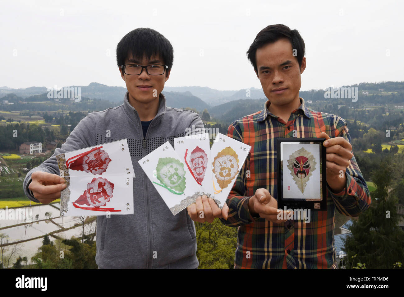 (160323) -- BAZHONG, March 23, 2016 (Xinhua) -- Wu Xingming (L) and his ...
