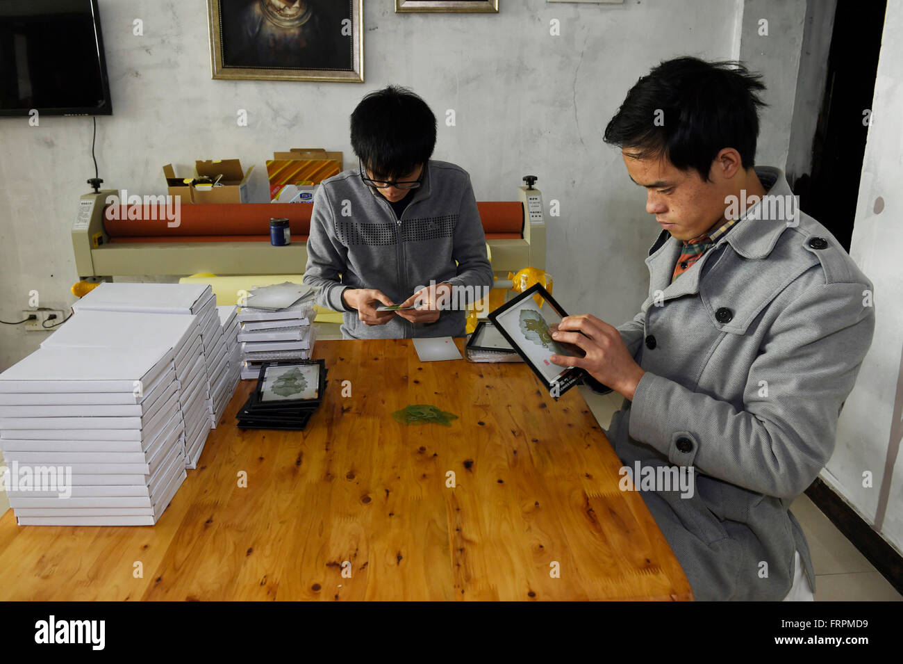 (160323) -- BAZHONG, March 23, 2016 (Xinhua) -- Wu Xingming (L) and his ...