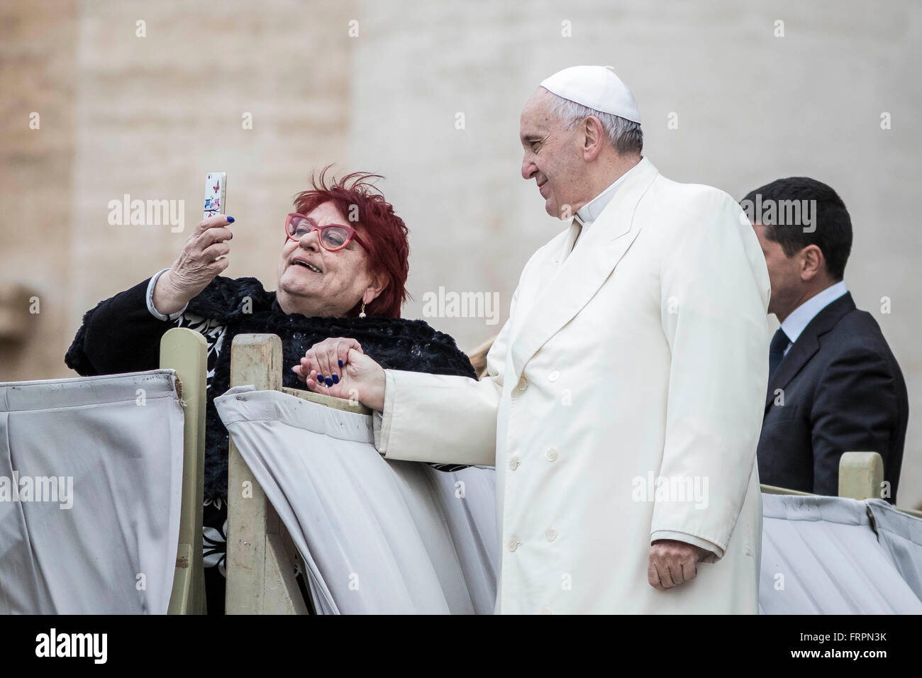 Vatican City, Vatican. 23rd Mar, 2016. Pope Francis poses for a selfie ...