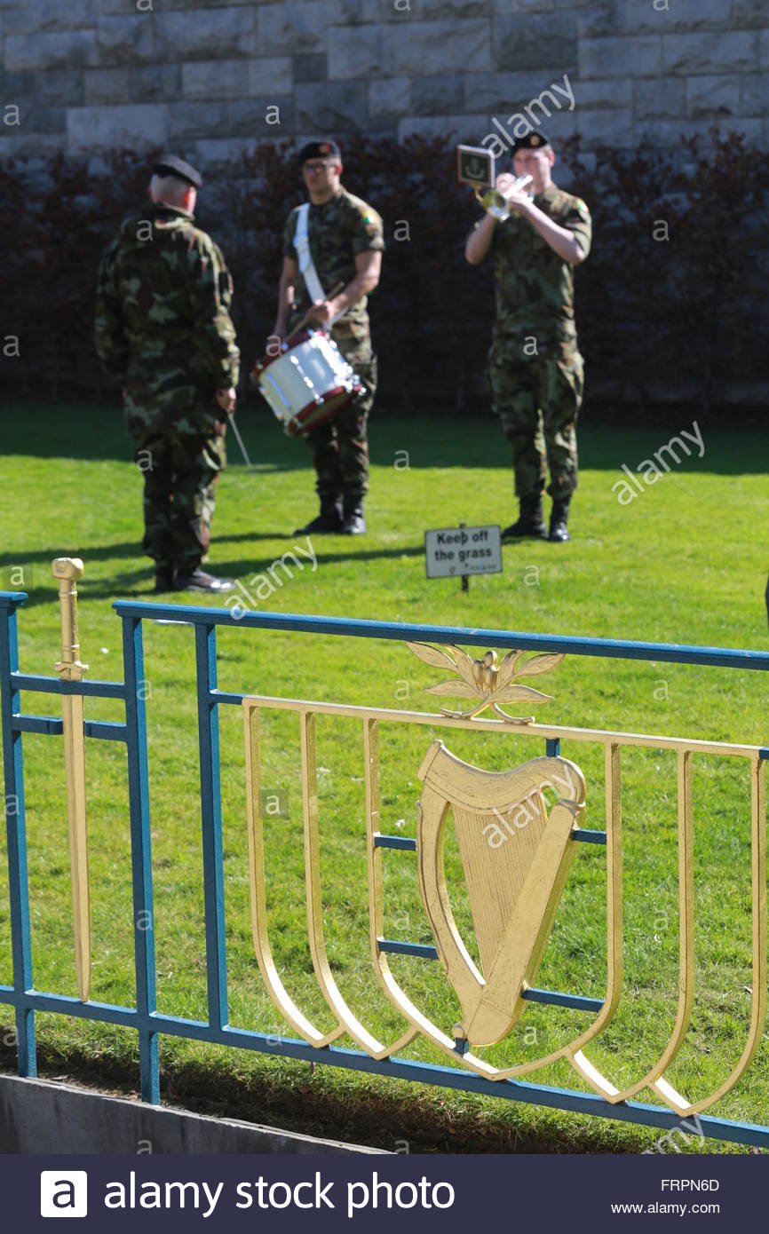 Very tall soldiers hi-res stock photography and images - Alamy