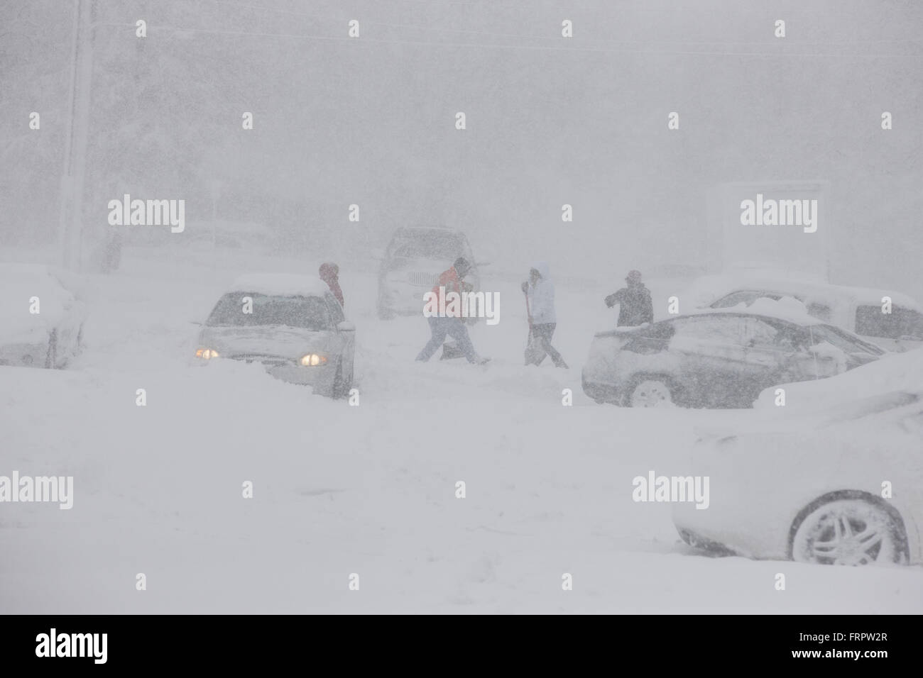 Denver, Colorado, USA. 23rd Mar, 2016. People try to dig out stuck cars ...