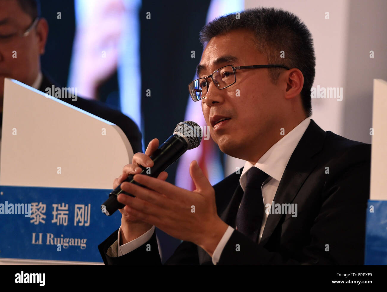 Li ruigang hi-res stock photography and images - Alamy