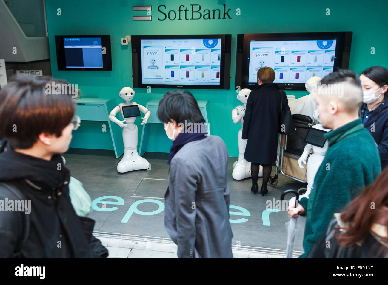 Shopping in the future robots hi-res stock photography and images - Alamy