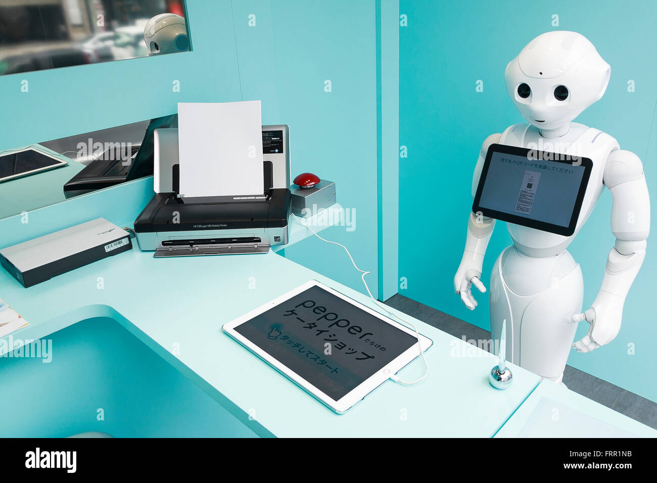 Shopping in the future robots hi-res stock photography and images - Alamy