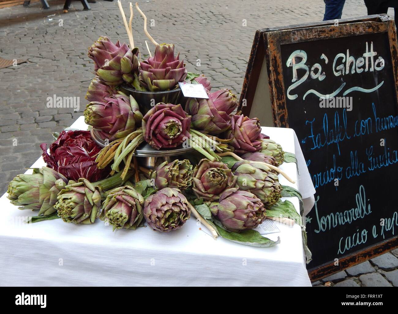 The kosher Restaurants and Bars in the former jewish Ghetto in Rome are ...