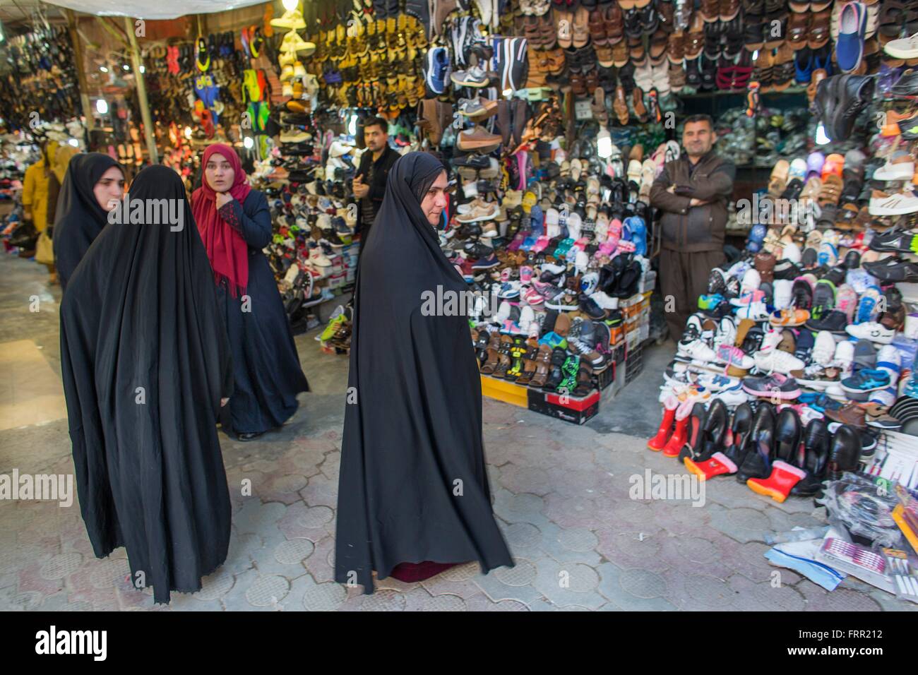 Iraq women shopping at the market in Kalar, Northern Iraq Stock Photo ...