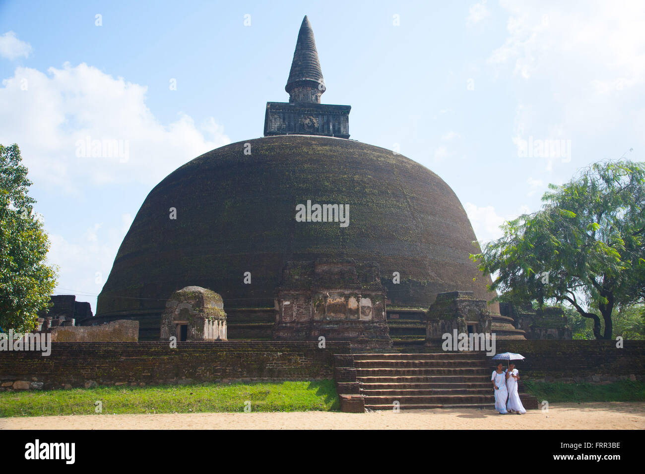 The giant Stupa of Rankoth Vehera (stupa with golden pinnacle) at ...