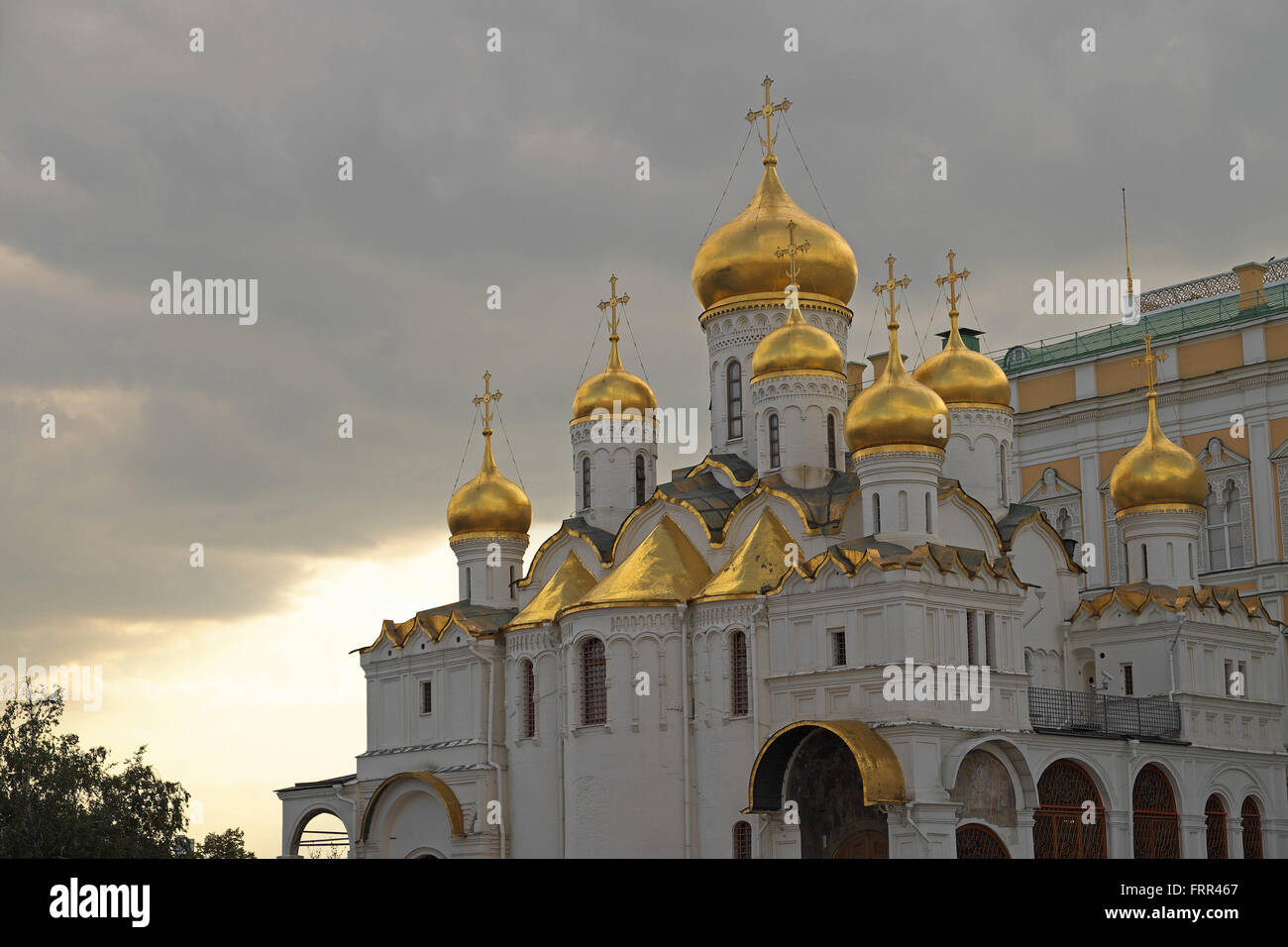 Golden domes of the Cathedral of the Annunciation, Kremlin, Moscow ...