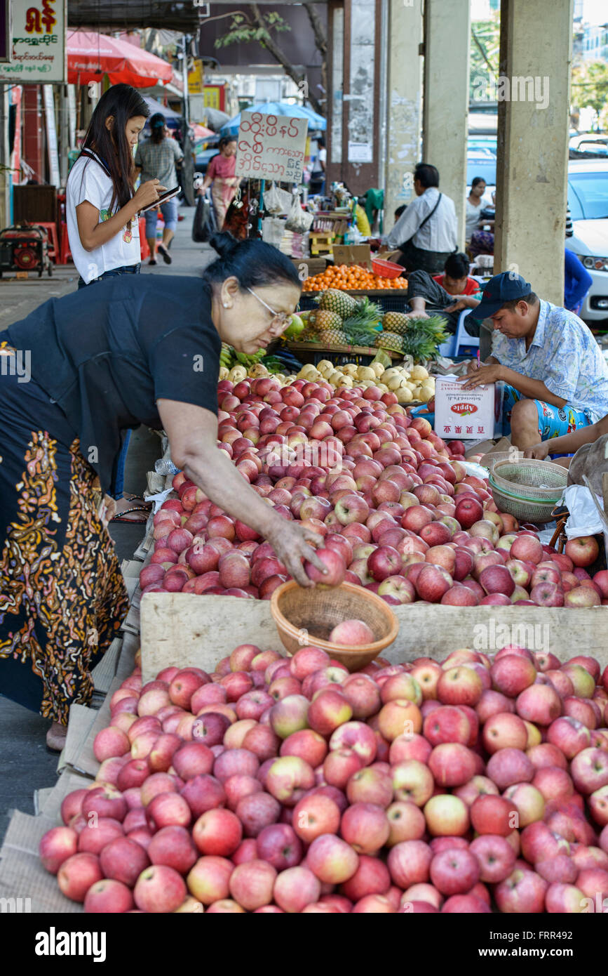 Apple seller hi-res stock photography and images - Alamy