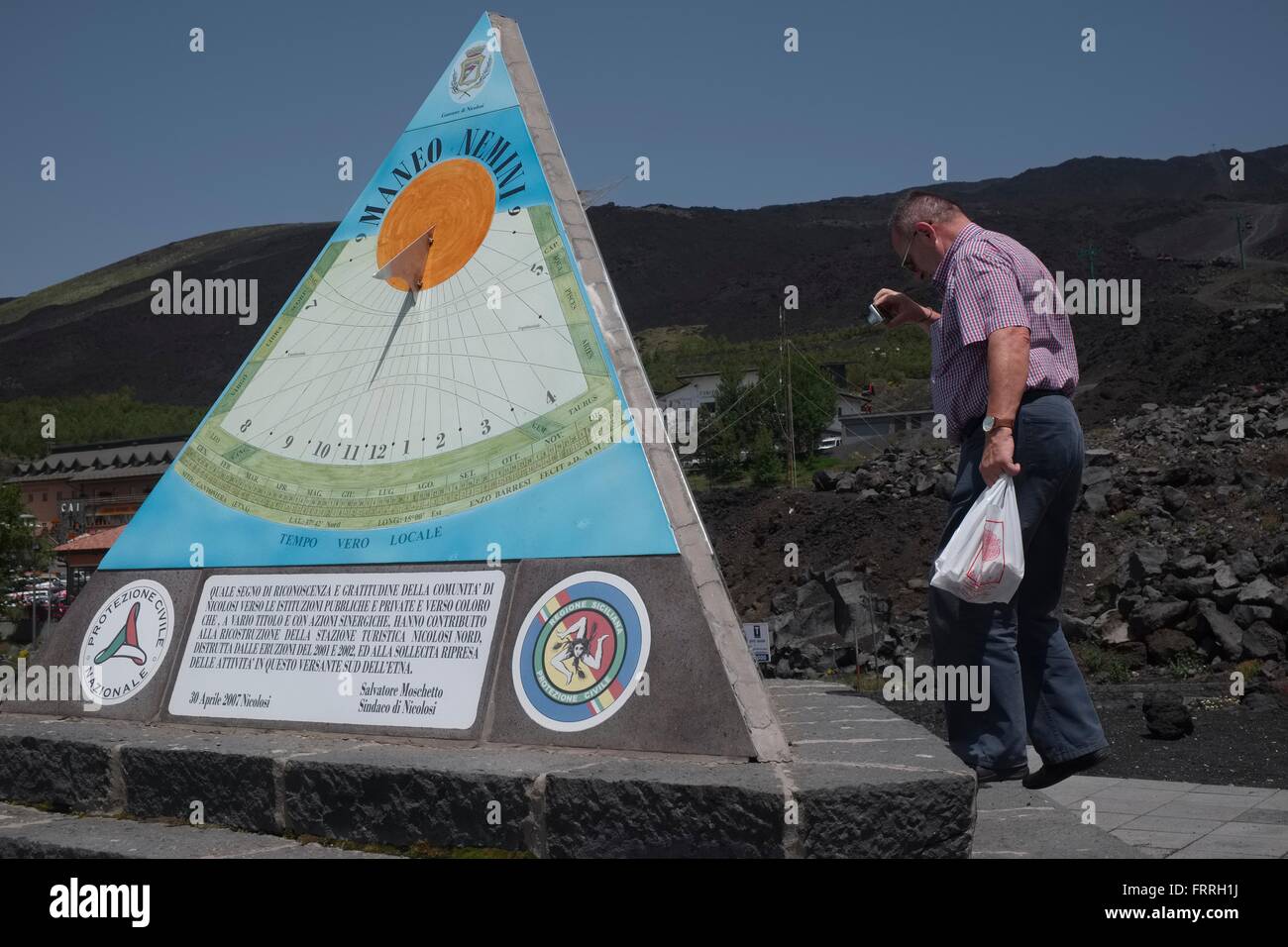 Sundial pyramid hi-res stock photography and images - Alamy