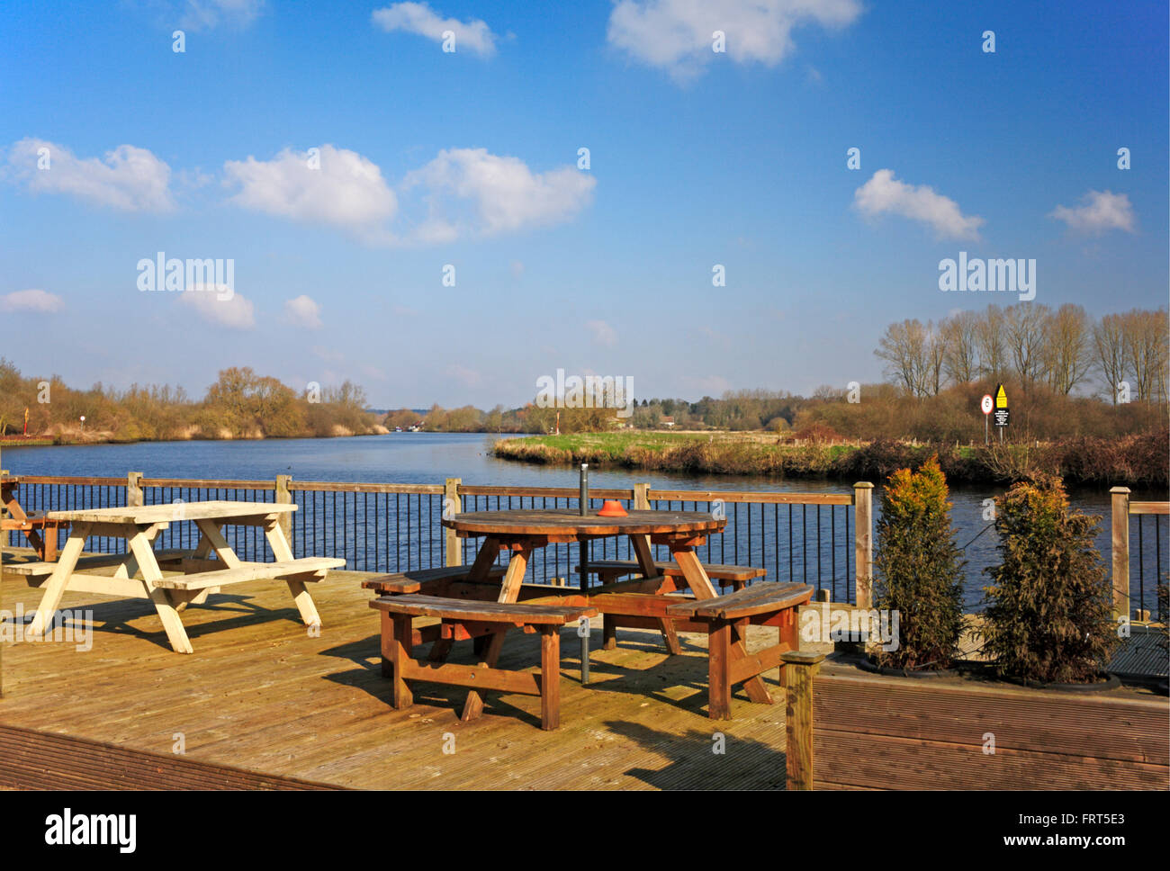 Waters edge pub hi-res stock photography and images - Alamy