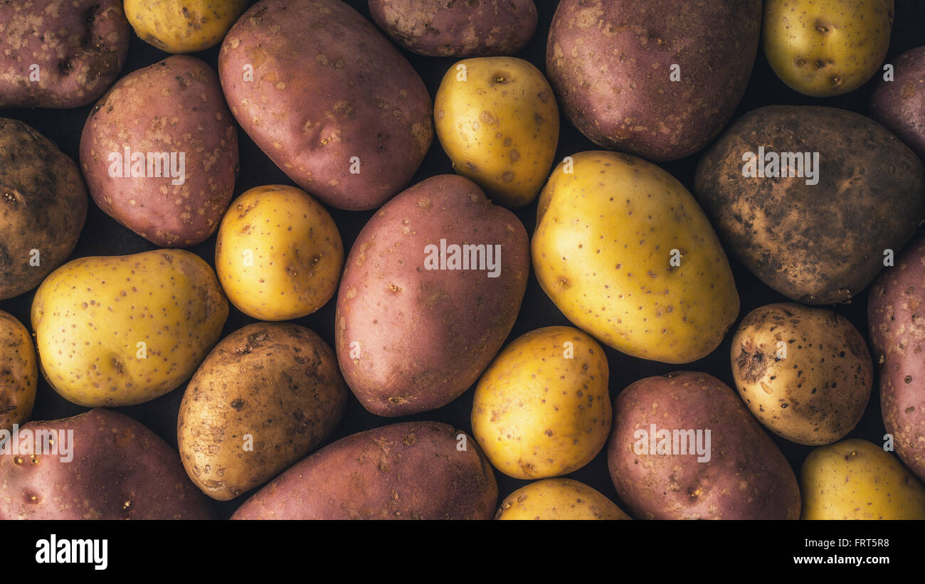 Raw potatoes background horizontal Stock Photo - Alamy
