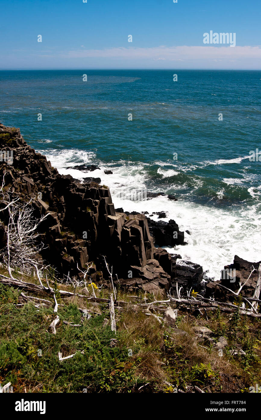 Sea ocean cliff hi-res stock photography and images - Alamy