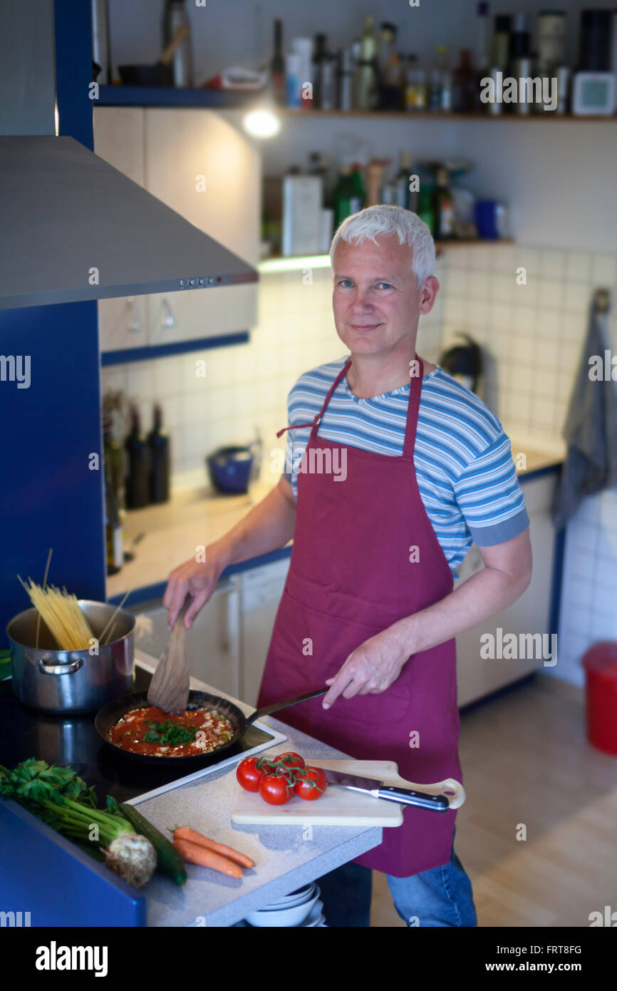 man cooking pasta in a kitchen Stock Photo - Alamy