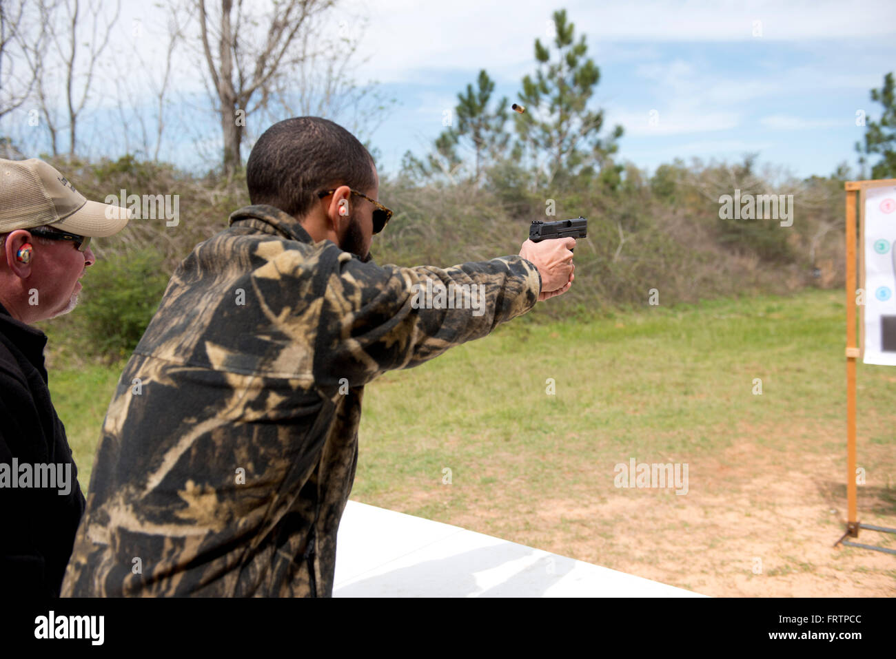 Shoot on target hi-res stock photography and images - Alamy