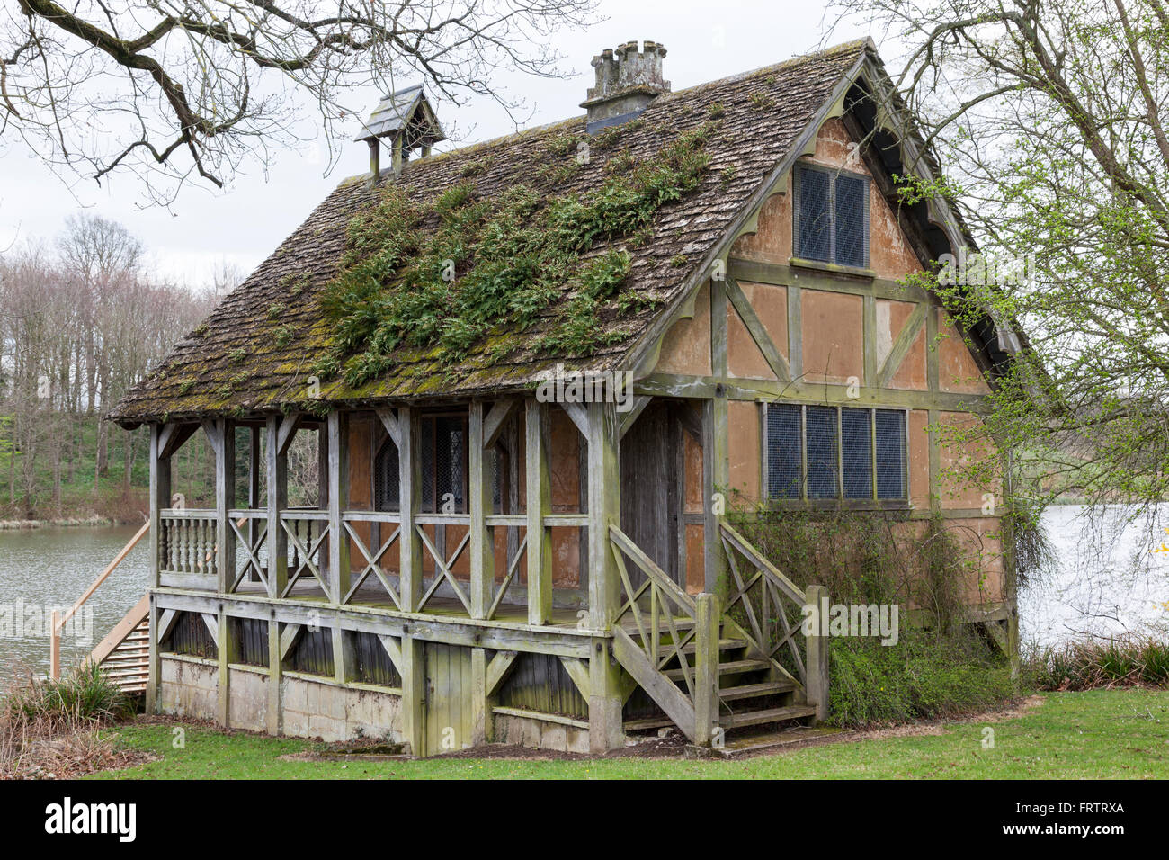 Bowood house lake hi-res stock photography and images - Alamy