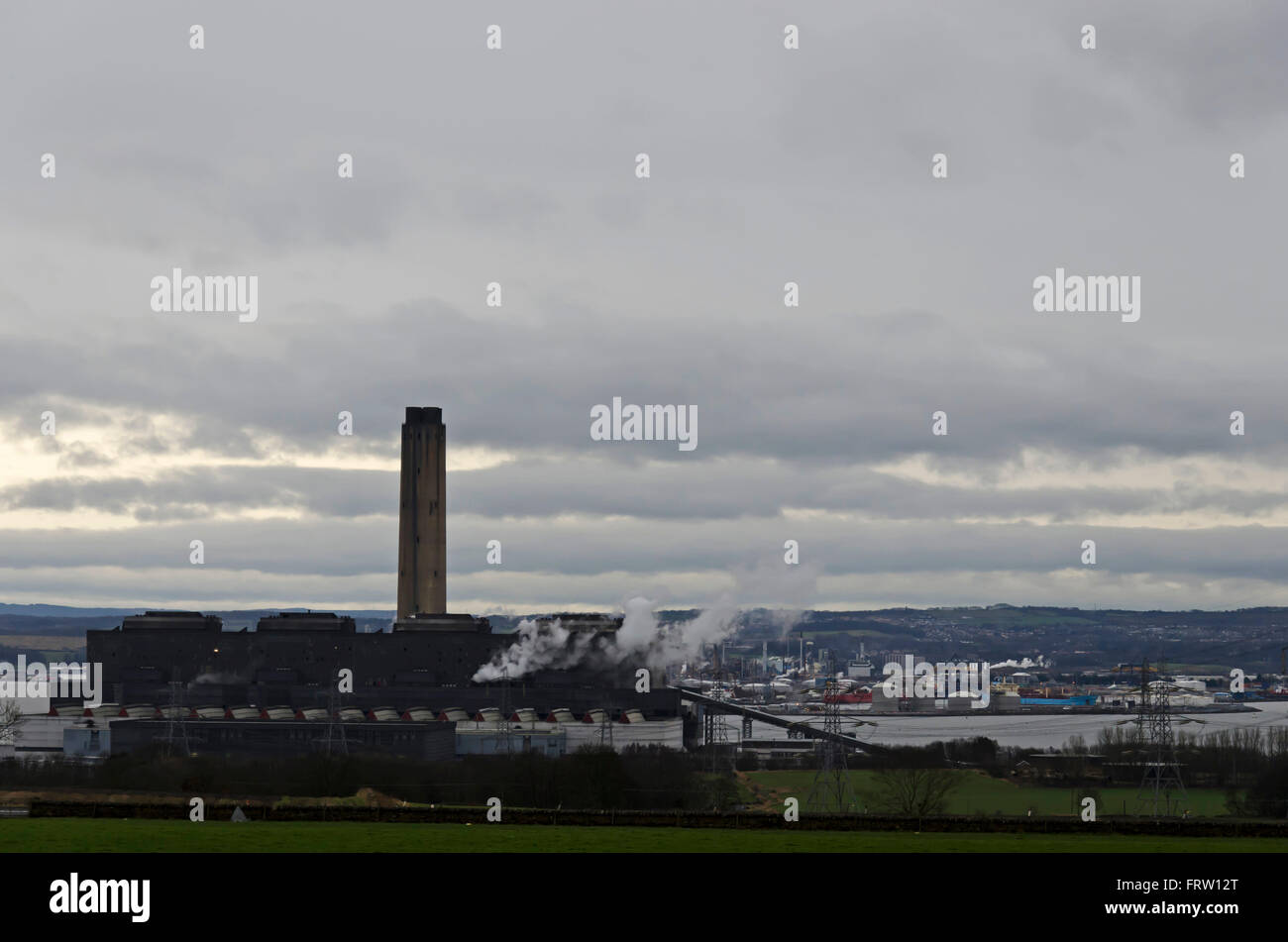 Longannet coal-fired power station (electric generator) on the shore of ...