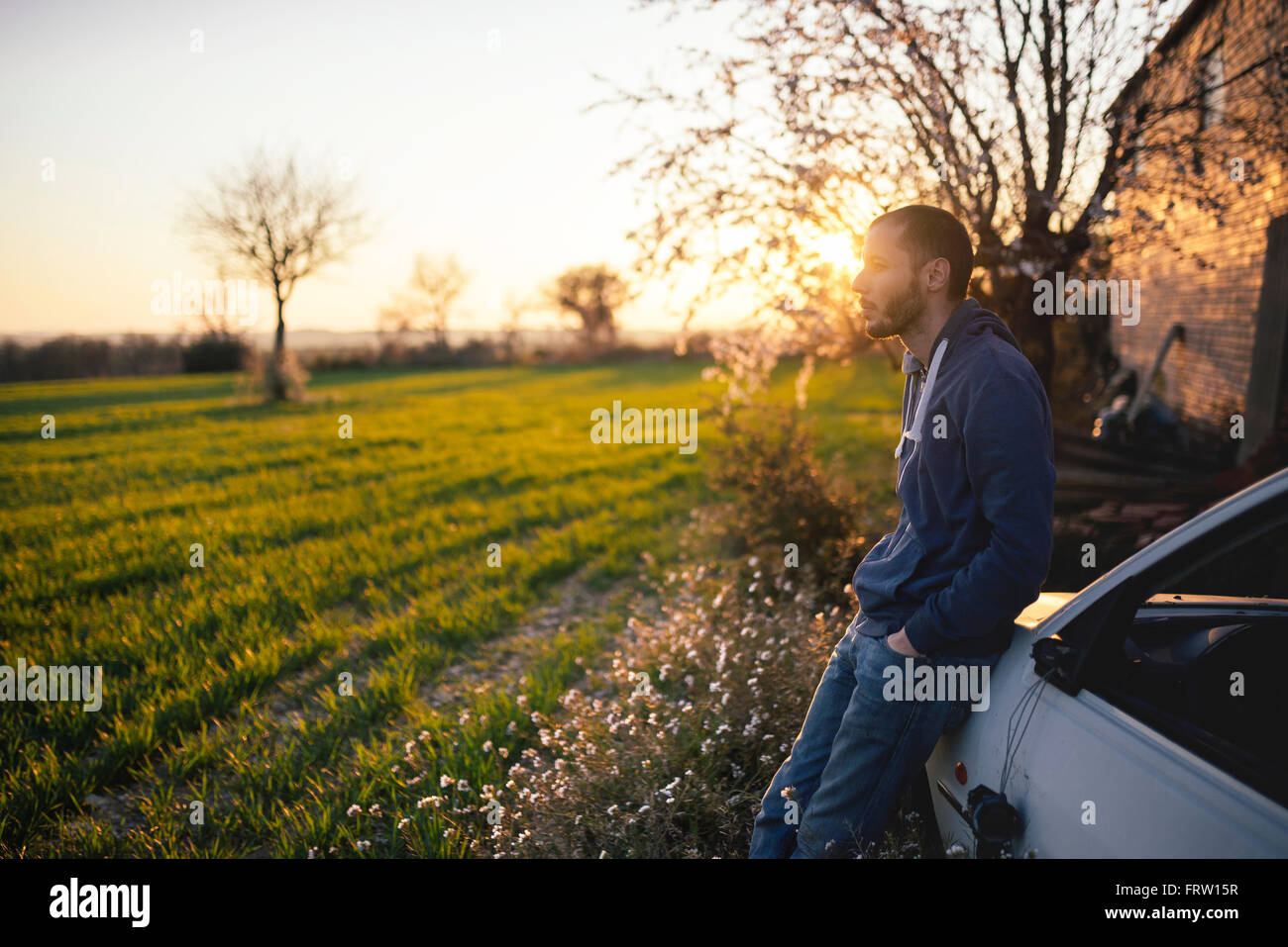Man leaning against car, 30 years hi-res stock photography and images ...