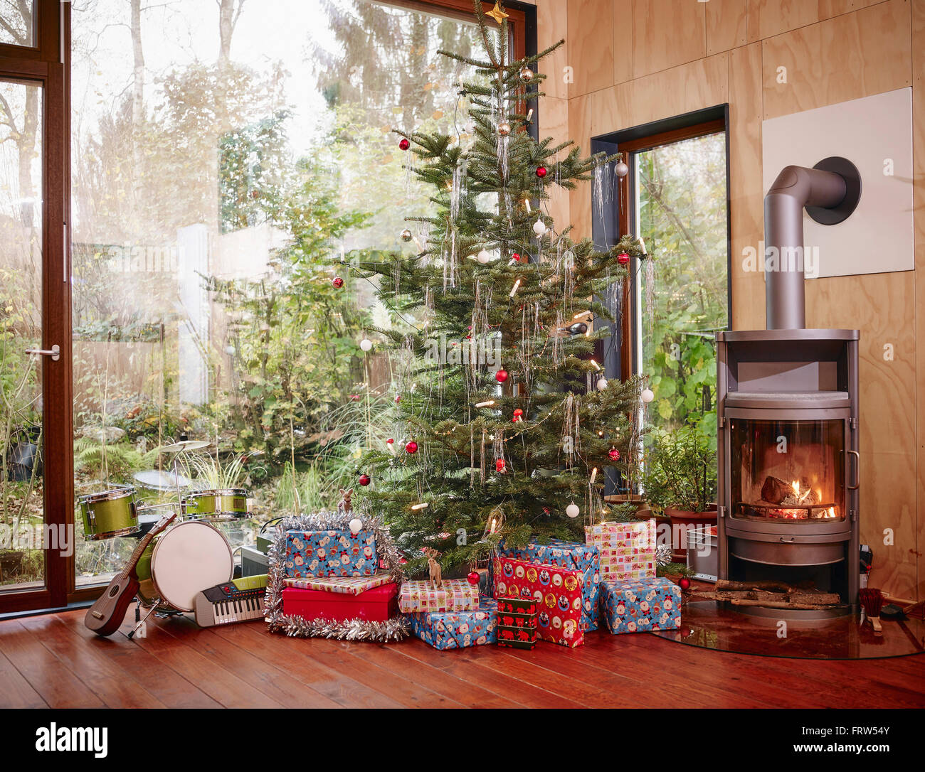 No presents under the tree hi-res stock photography and images - Alamy