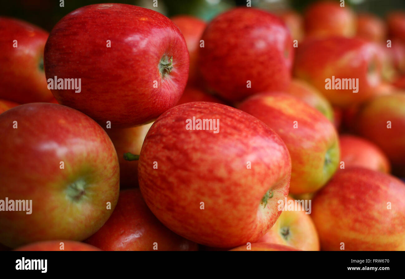 Apple pile hi-res stock photography and images - Alamy