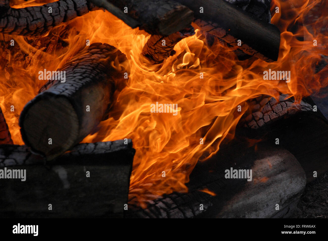 fire burning logs Stock Photo - Alamy
