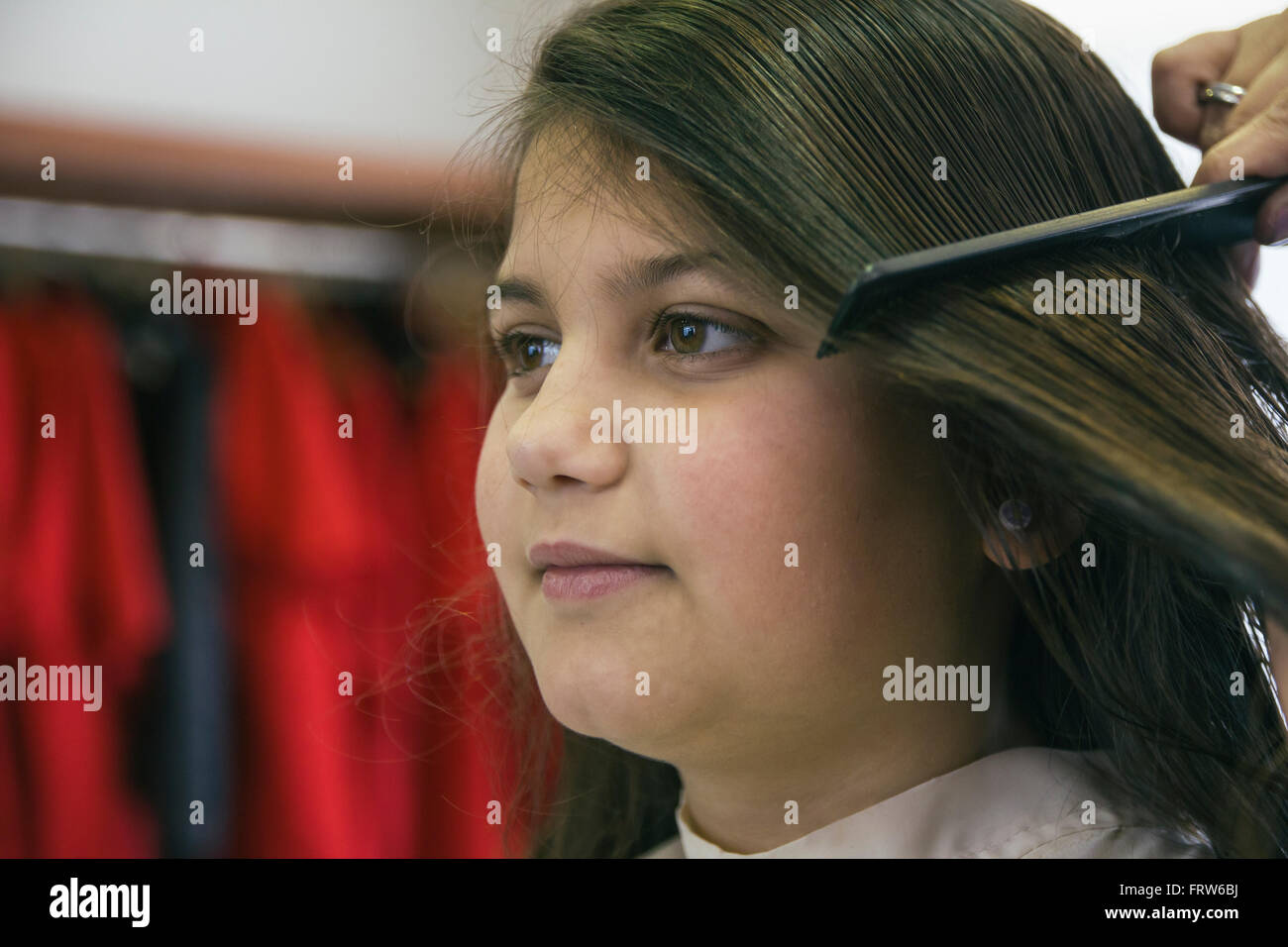 Girl in a hair salon Stock Photo - Alamy