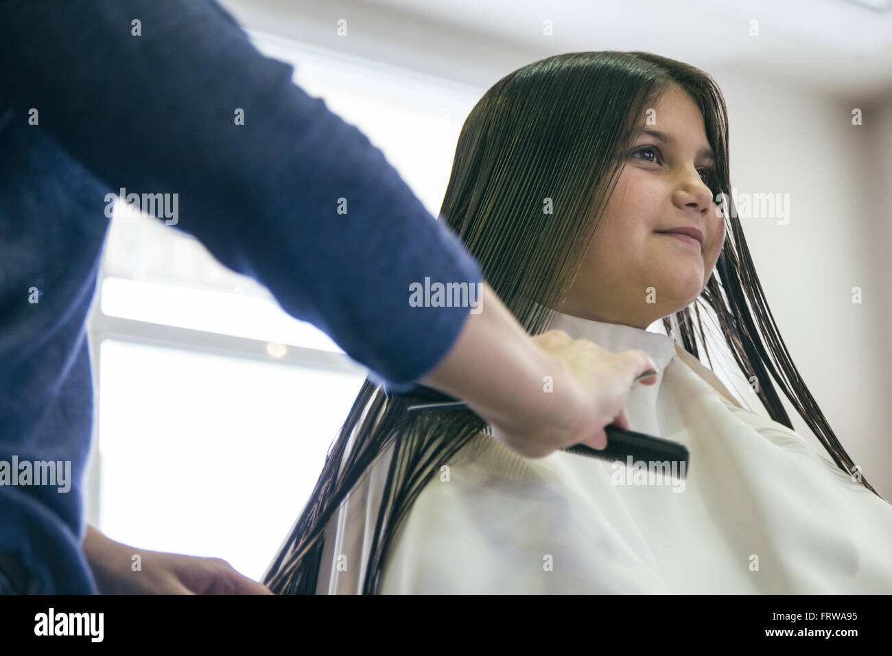 Girl in a hair salon Stock Photo - Alamy
