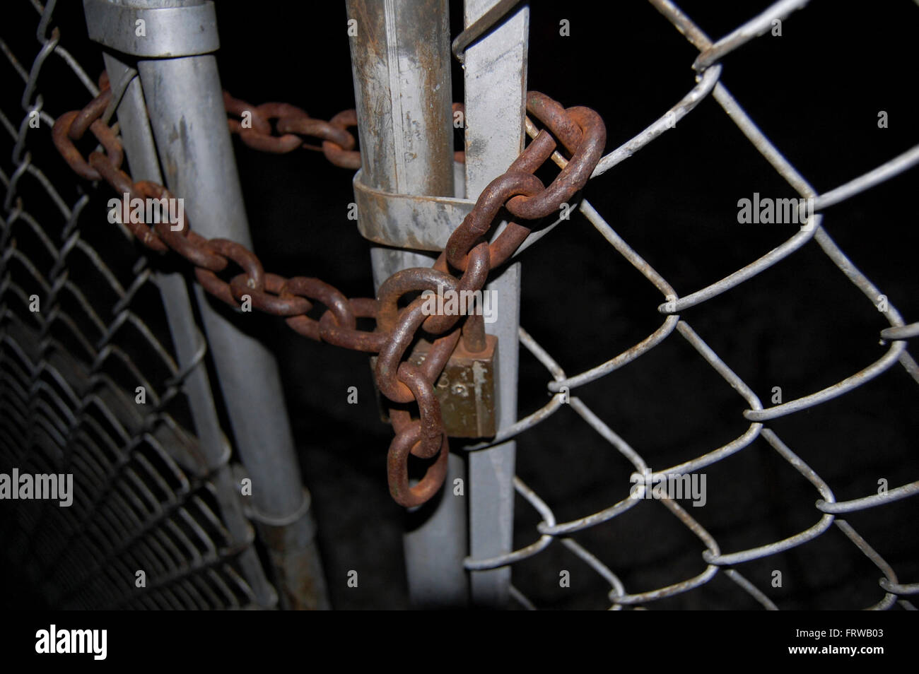 Lock on chain fence Stock Photo - Alamy