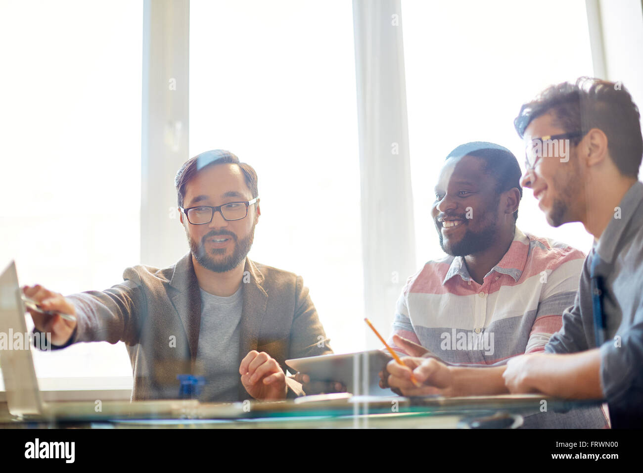 Casual teamwork hi-res stock photography and images - Alamy