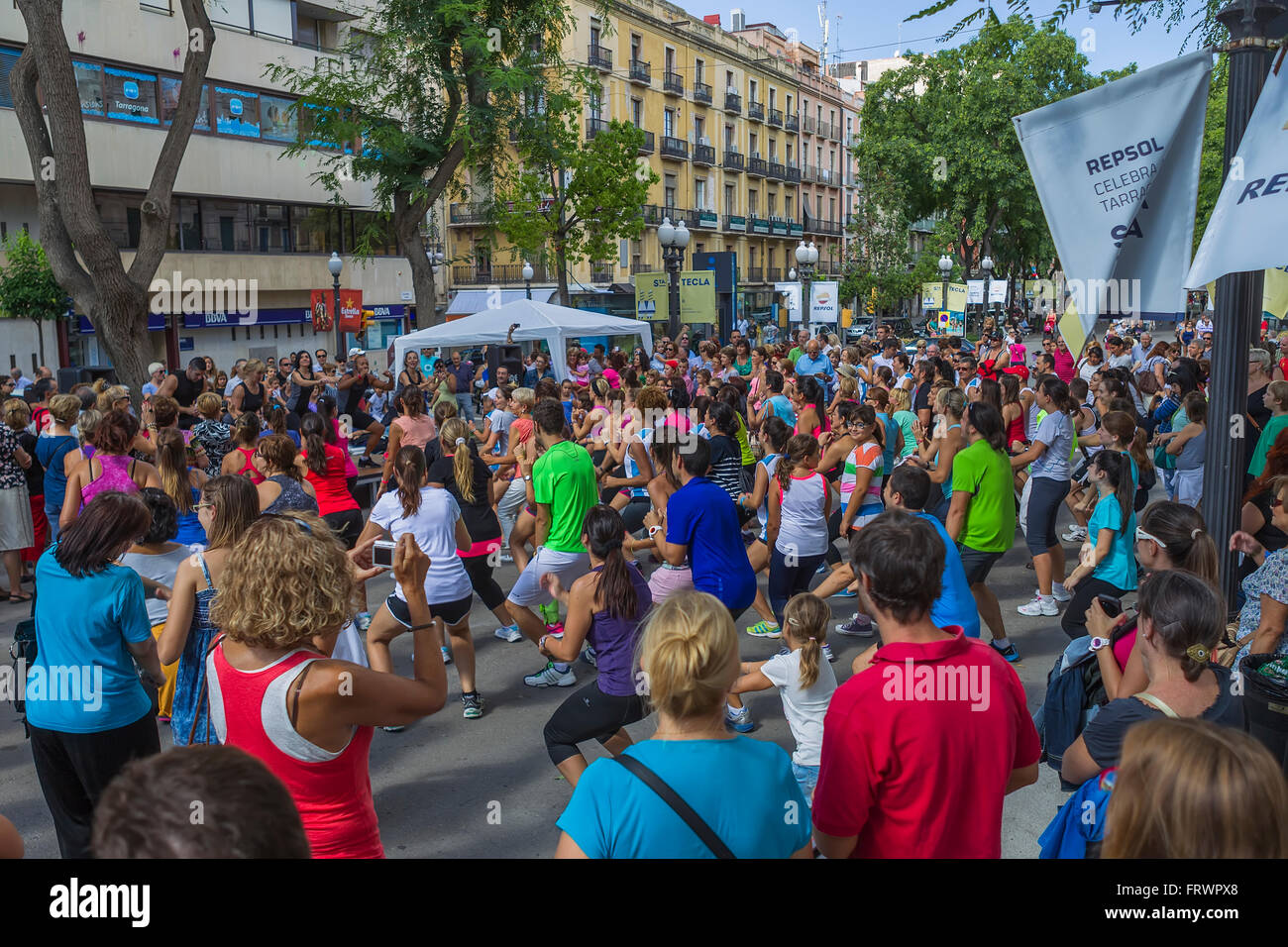 Dancing flash mob hi-res stock photography and images - Alamy
