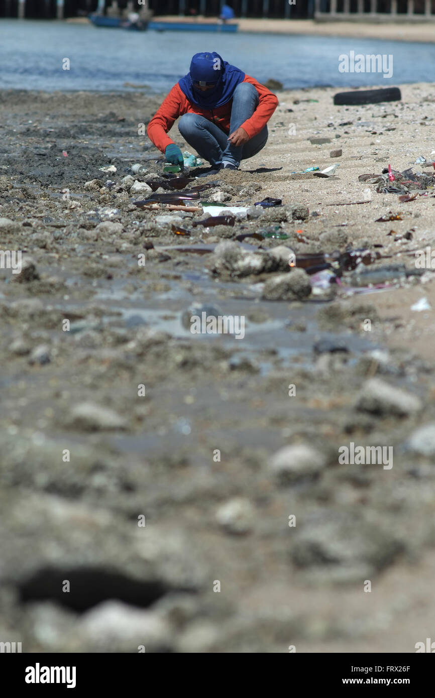 Shell pickers hi-res stock photography and images - Alamy