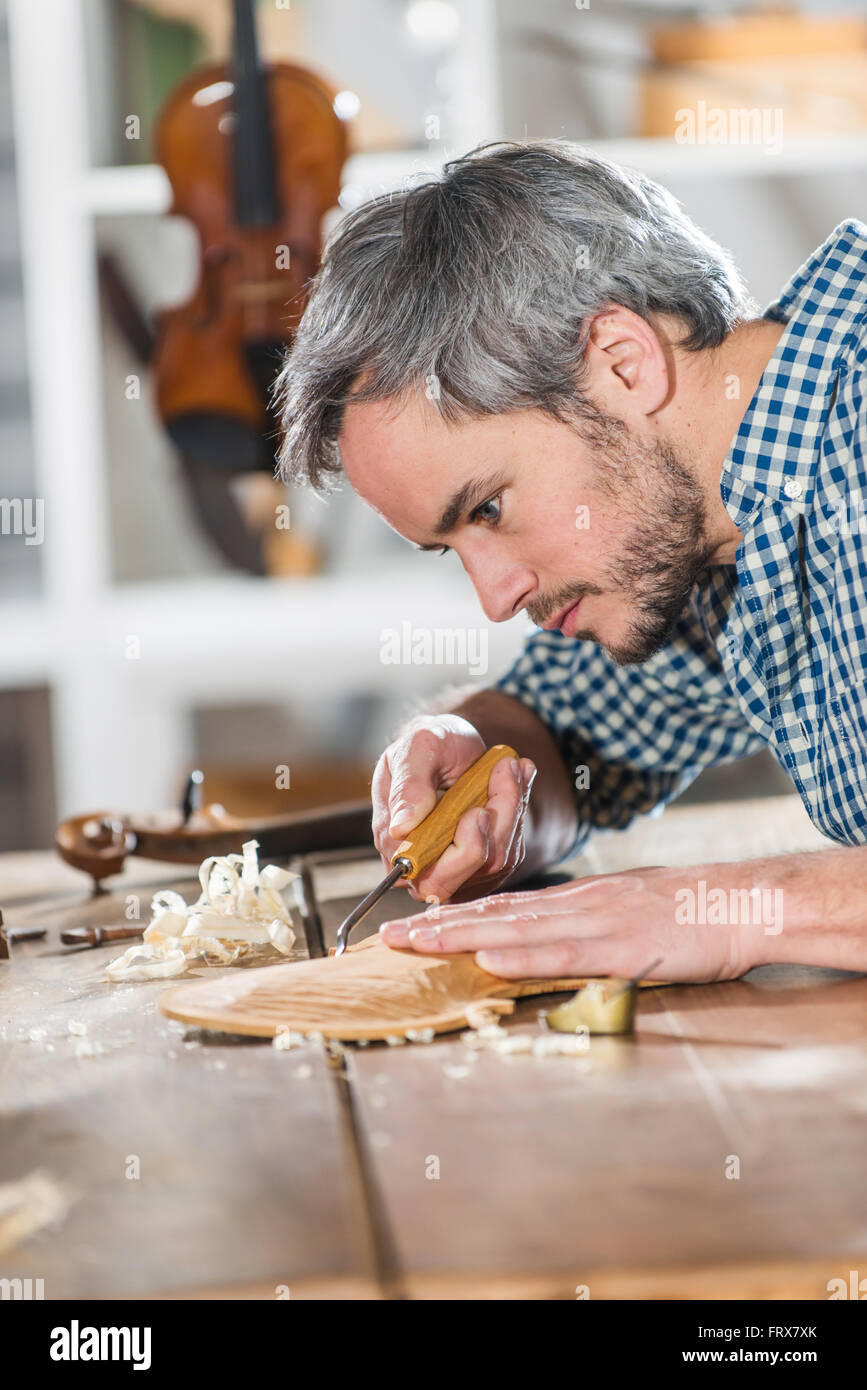 Handcrafted violin hi-res stock photography and images - Alamy