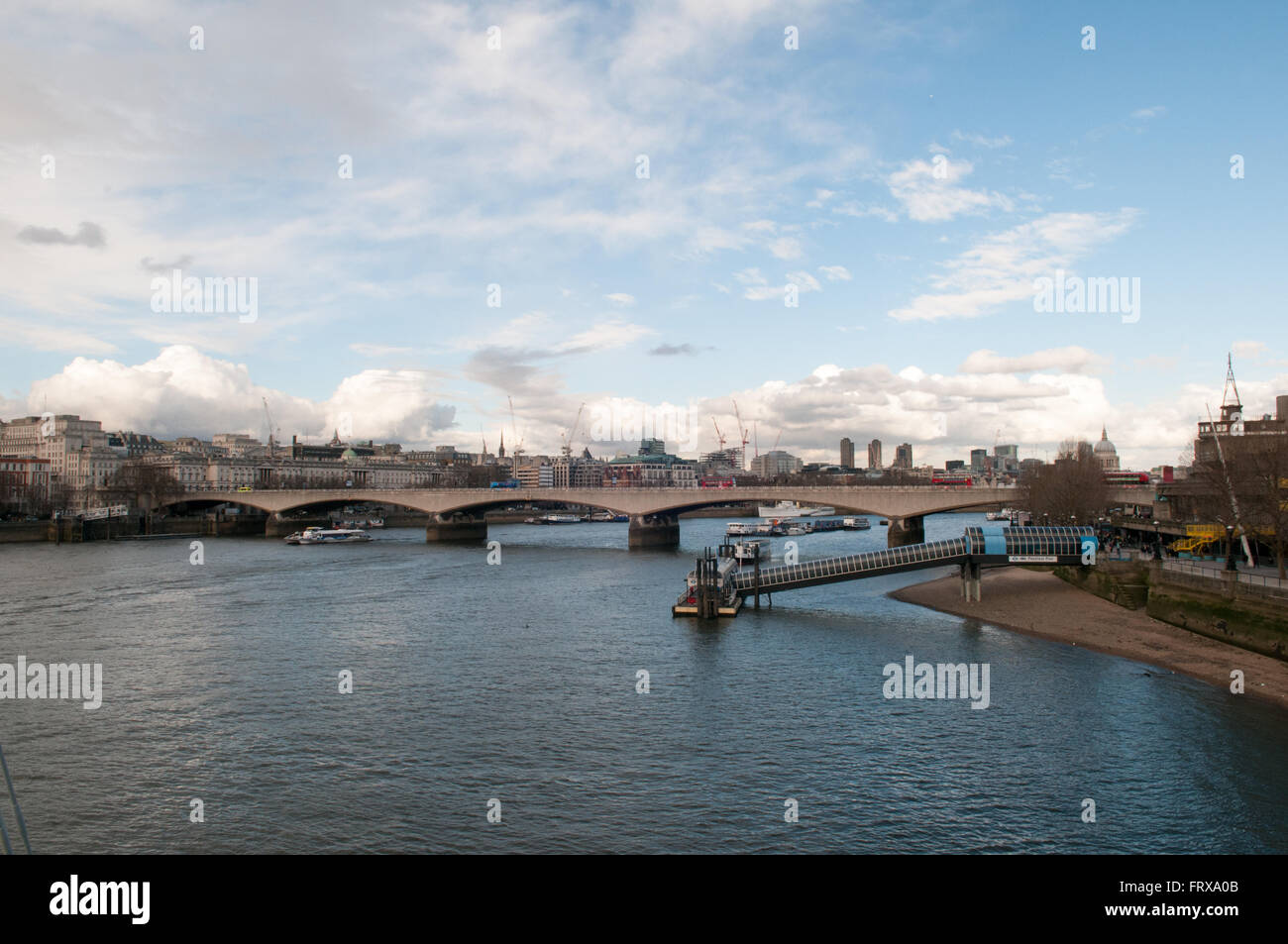 Thames river city skyline background hi-res stock photography and ...