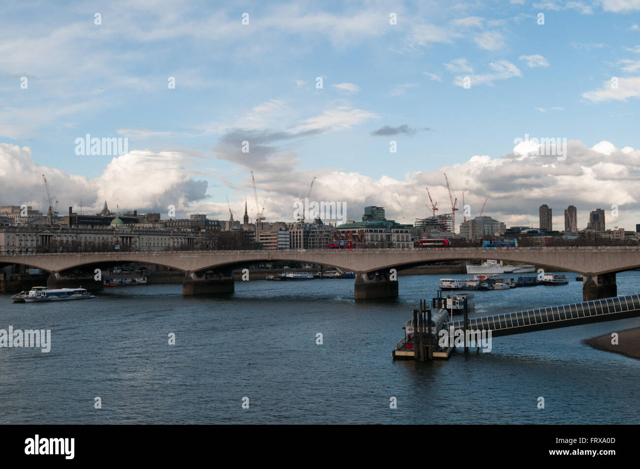 Thames river city skyline background hi-res stock photography and ...